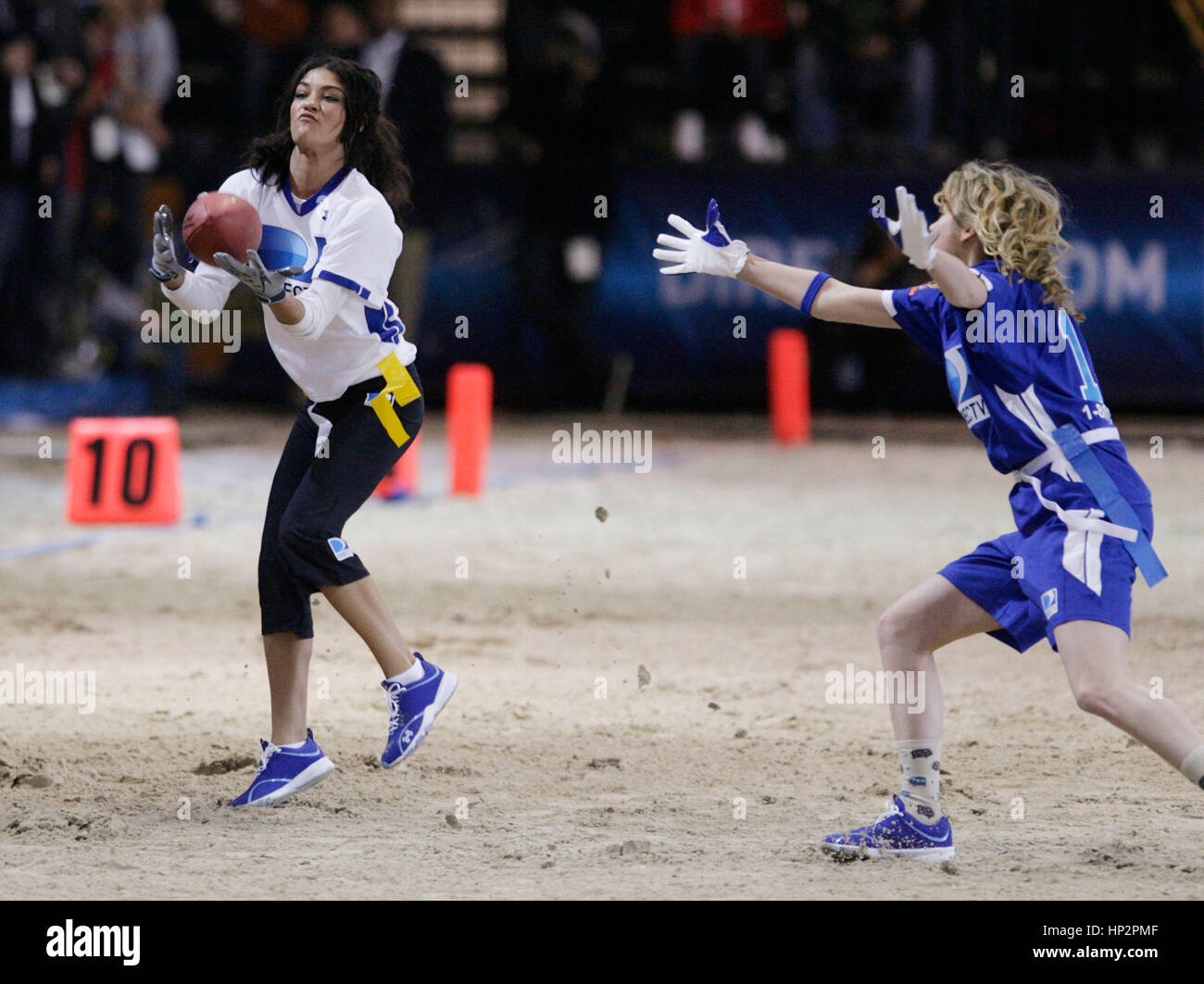 Jessica Szohr, left, makes a catch while defended by Brie Larson at the ...