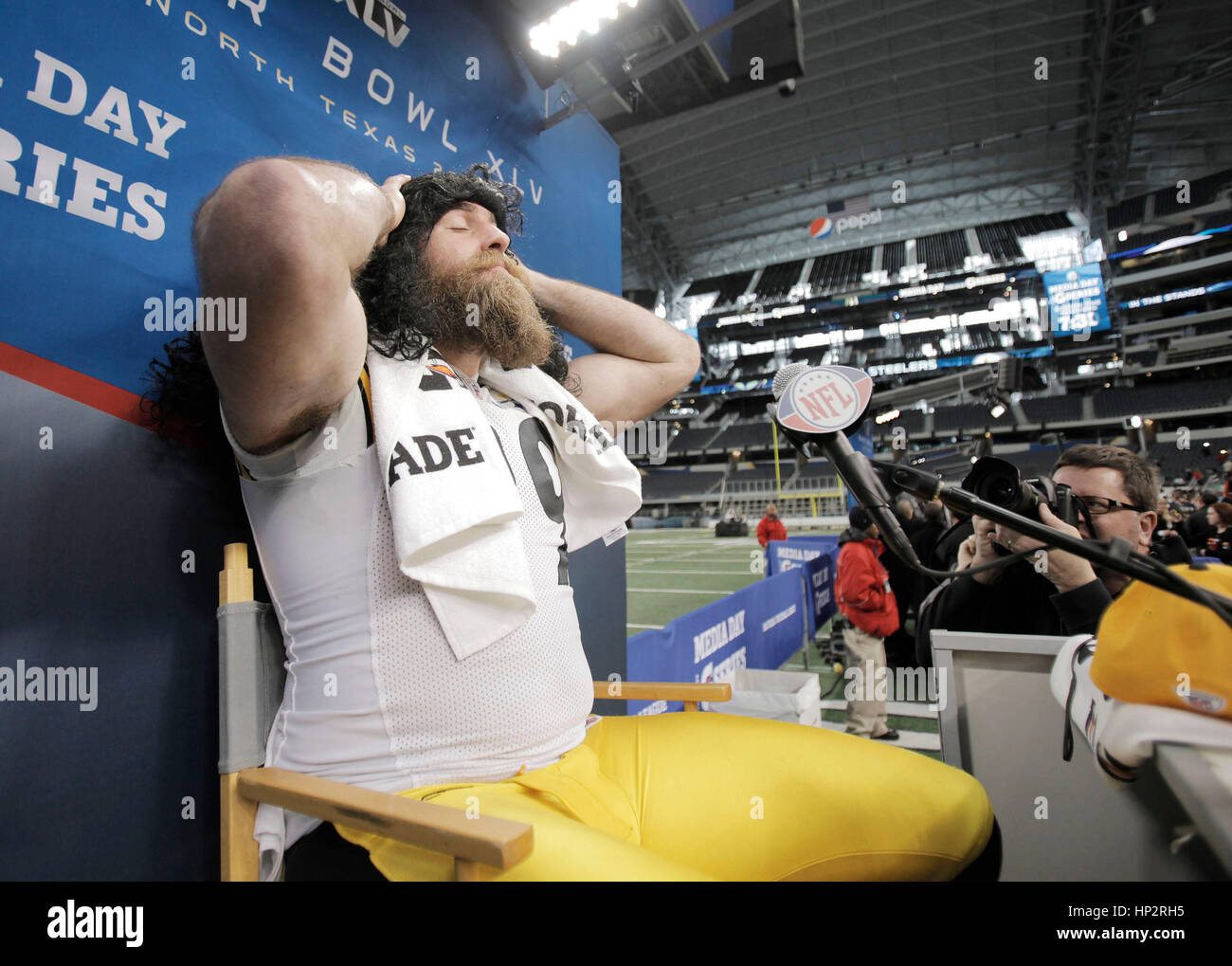 Pittsburgh Steelers' Brett Keisel fools around with a wig at Super Bowl ...