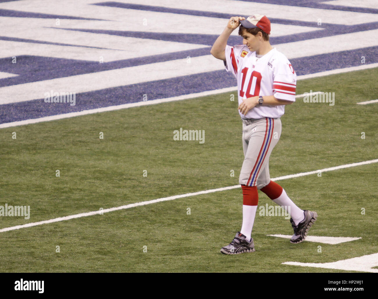 New York Giants quarterback Eli Manning walks off the field at the ...
