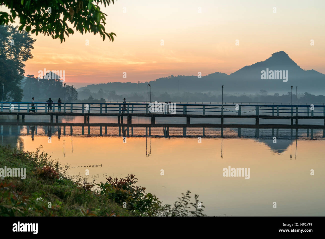 Brücke über den Kan Thar Yar LSee bei Sonnenuntergang, Hpa-an, Myanmar ...