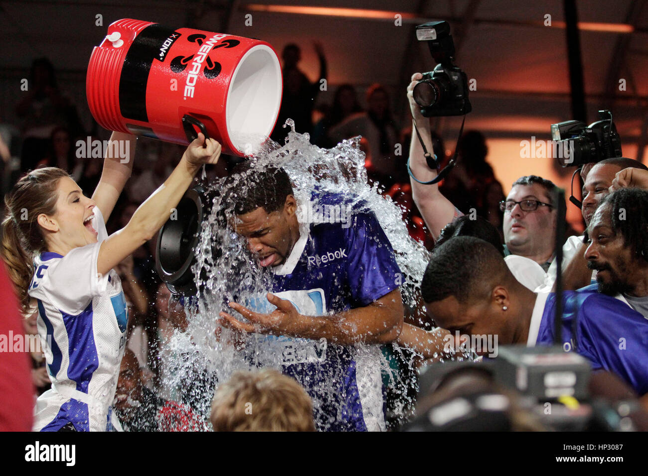Maria Menounos pours a bucket of Powerade on Michael Strahan after his ...