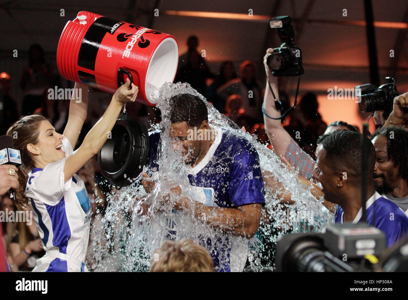 Maria Menounos pours a bucket of Powerade on Michael Strahan after his ...