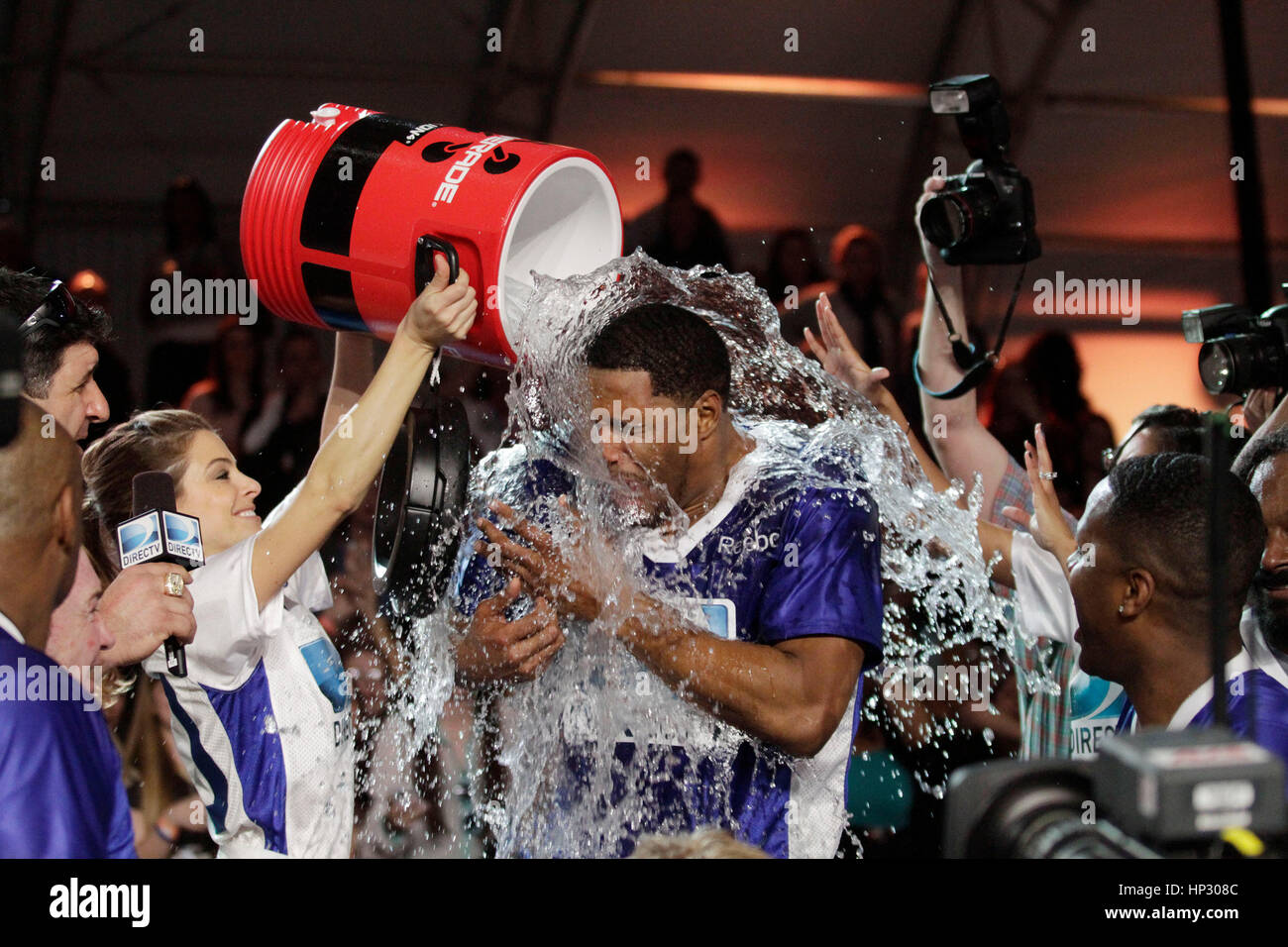 Maria Menounos pours a bucket of Powerade on Michael Strahan after his ...