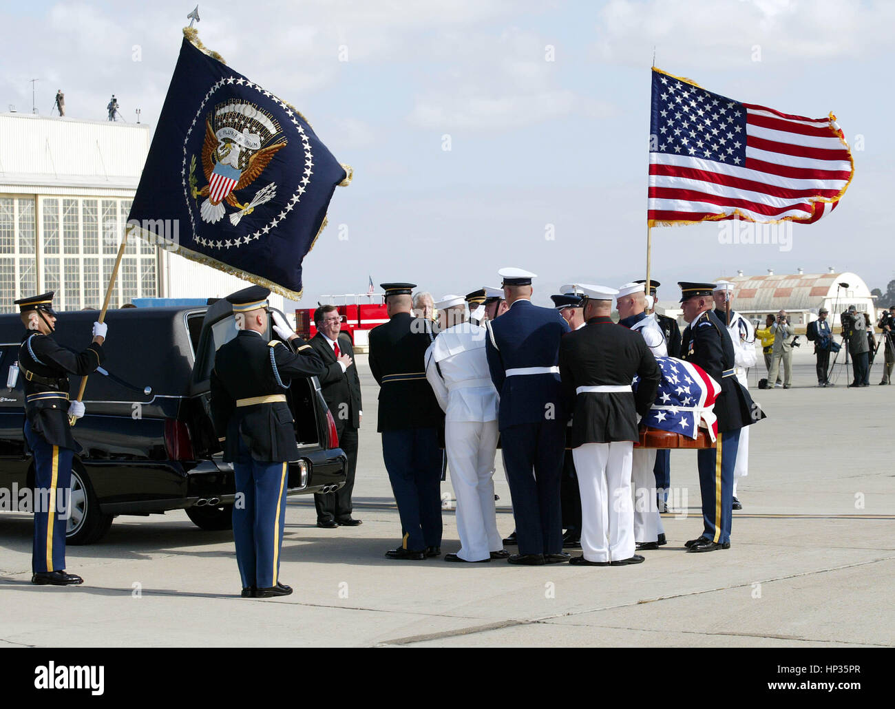 A Guard of Honor carries the casket of President Ronald Reagan to the ...