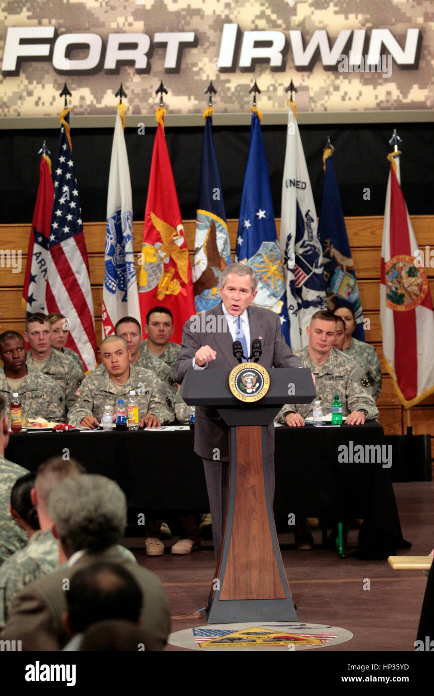 President Bush speaks at a podium to Army soldiers at Fort Irwin, Calif ...
