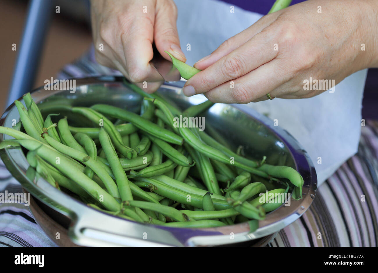 Beans hands sieve hi-res stock photography and images - Alamy