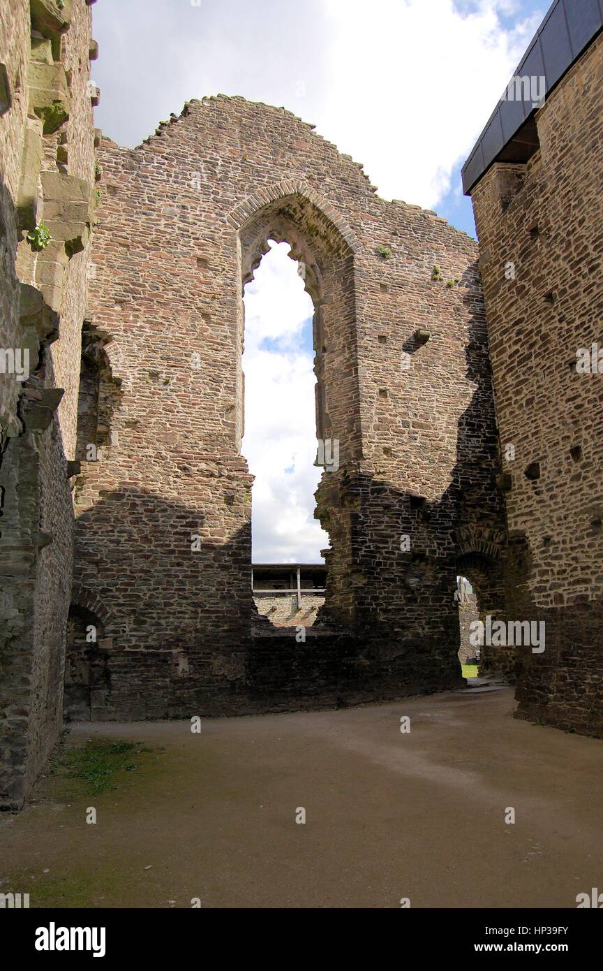Time team channel 4 tony robinson hi-res stock photography and images ...