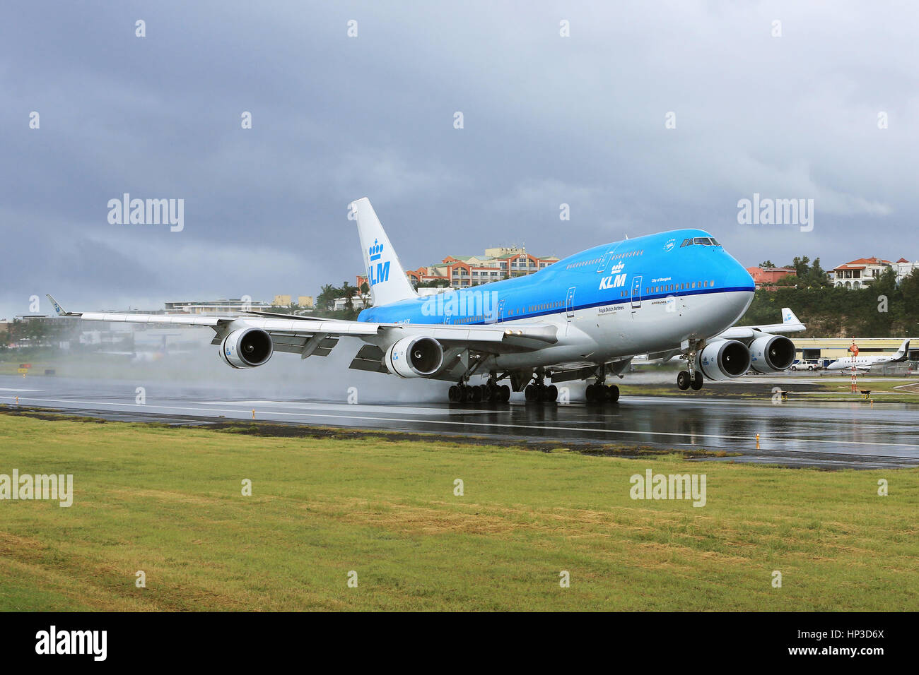 A KLM Boeing 747 landing at the famous Princess Juliana International ...