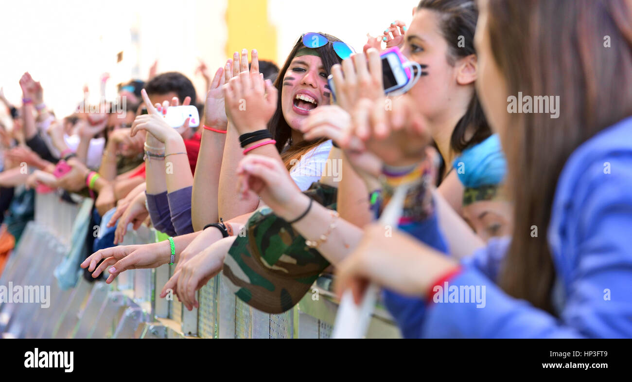 Crowd girls screaming hi-res stock photography and images - Alamy