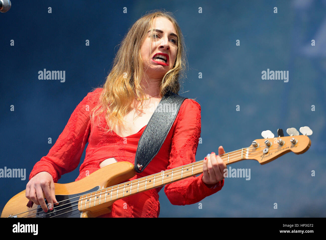 Este haim of the band haim hi-res stock photography and images - Alamy