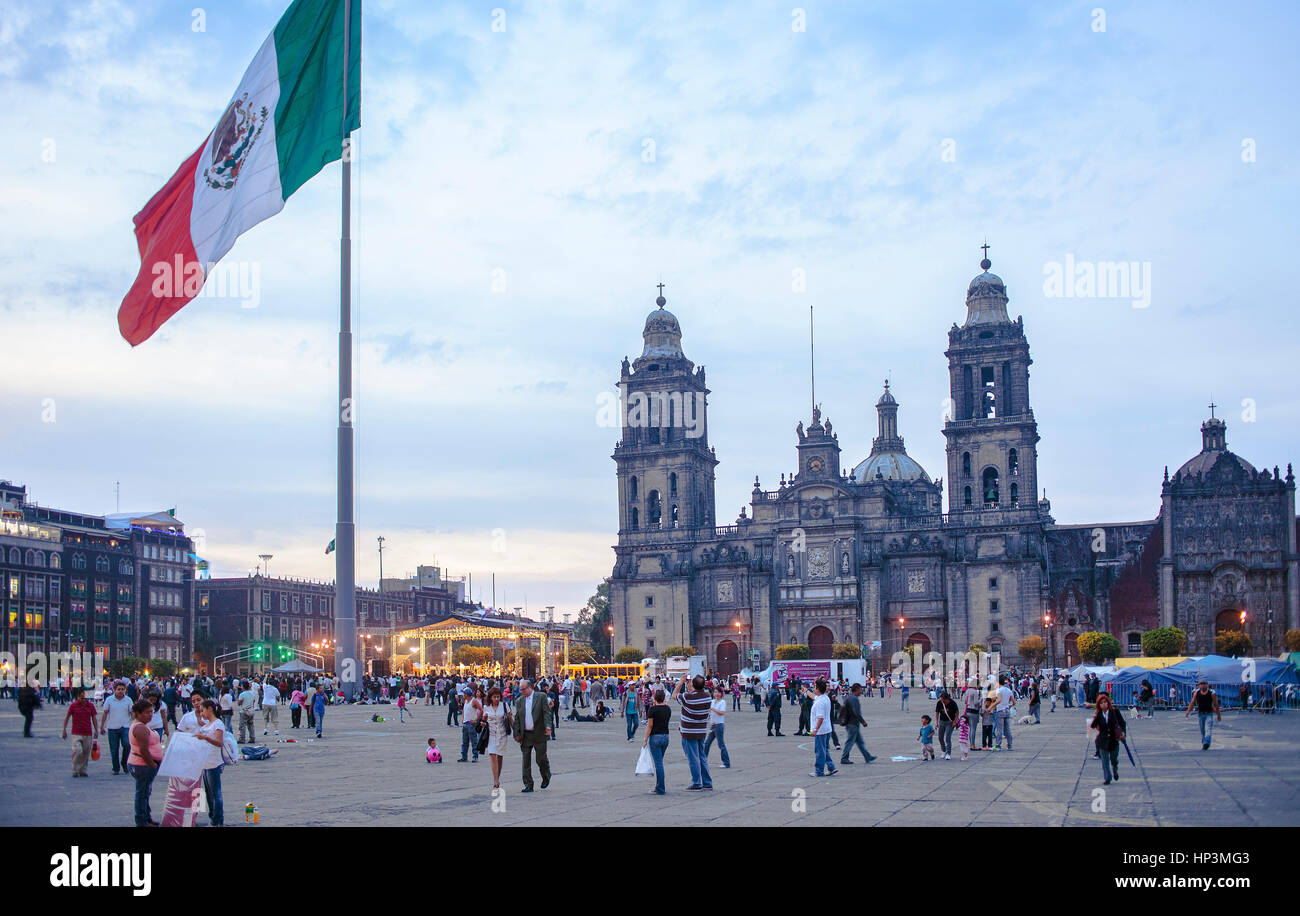 The Metropolitan Cathedral, in Plaza de la Constitución, El Zocalo ...