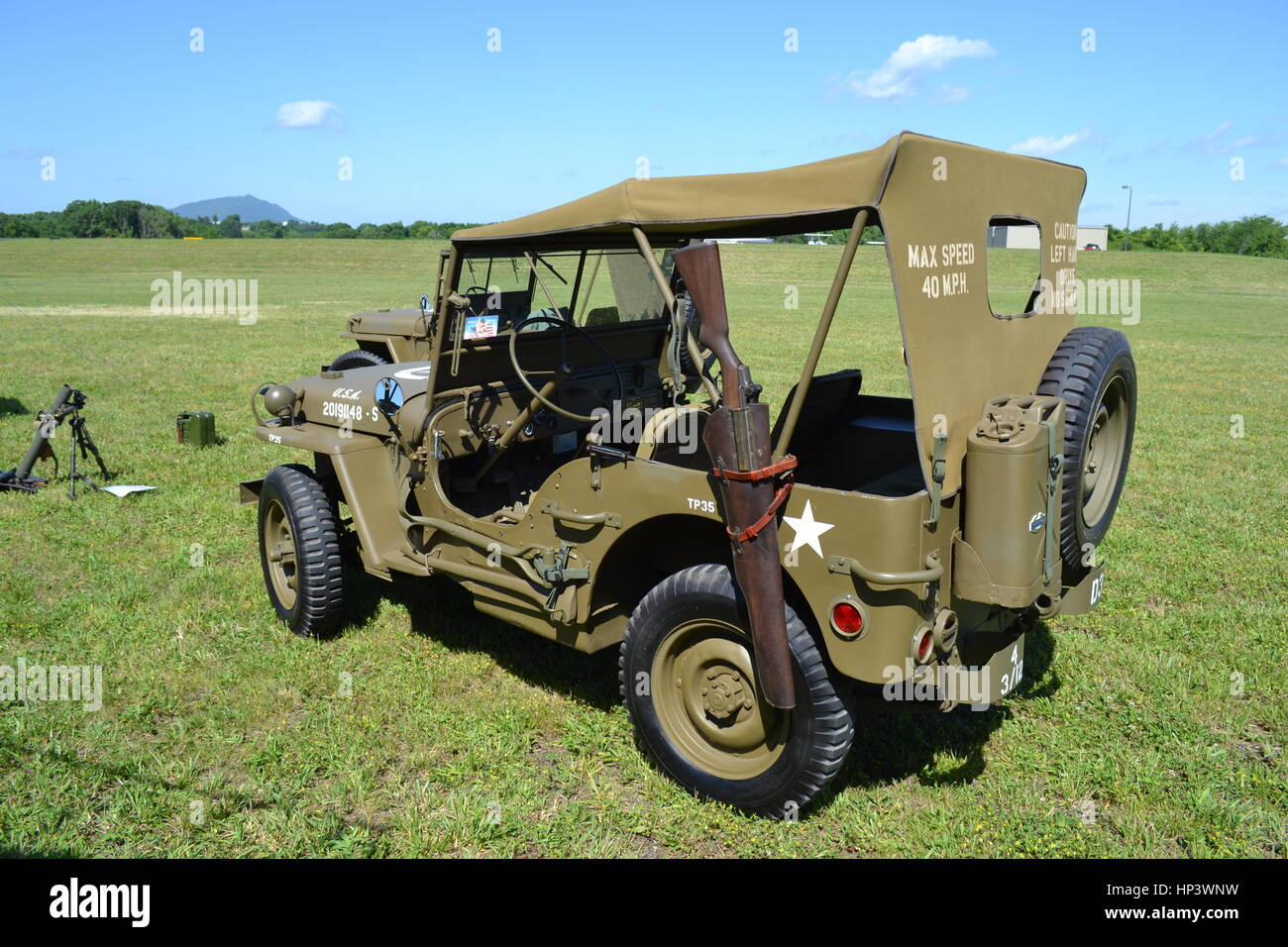 WW2 Jeep with M1 Garand rifle Stock Photo - Alamy