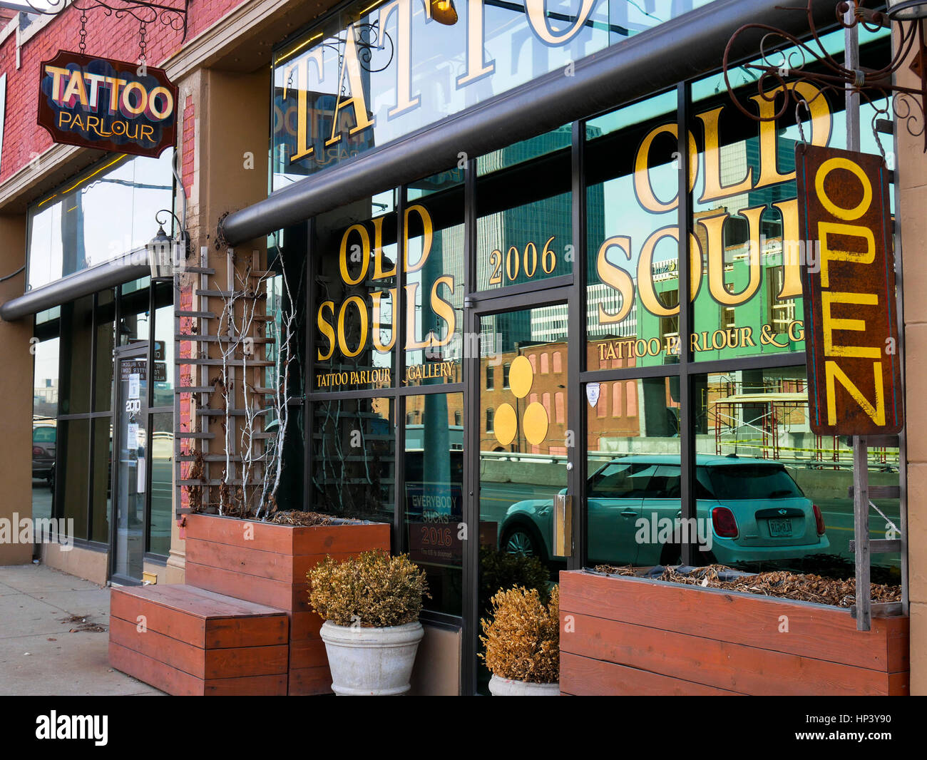 Tattoo parlour storefront hi-res stock photography and images - Alamy