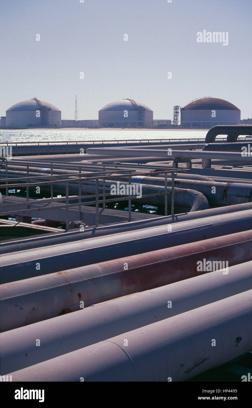 The world's largest oil refinery at Ras Tanura in Saudi Arabia ...