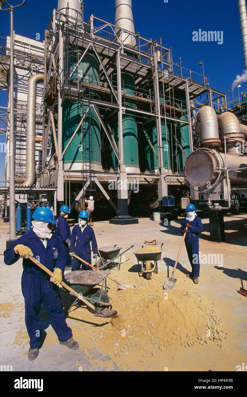 The world's largest oil refinery at Ras Tanura in Saudi Arabia ...