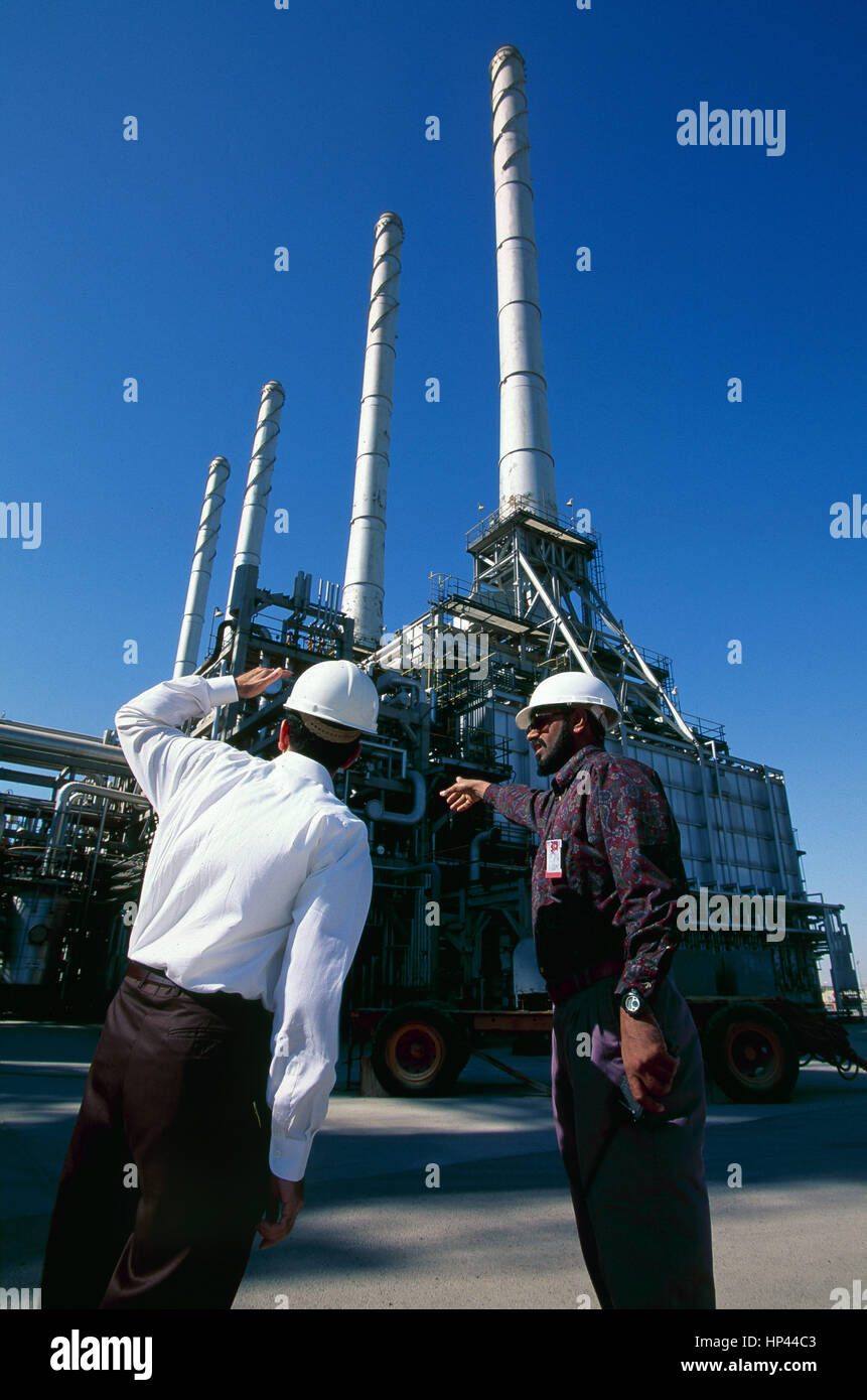 The world's largest oil refinery at Ras Tanura in Saudi Arabia ...