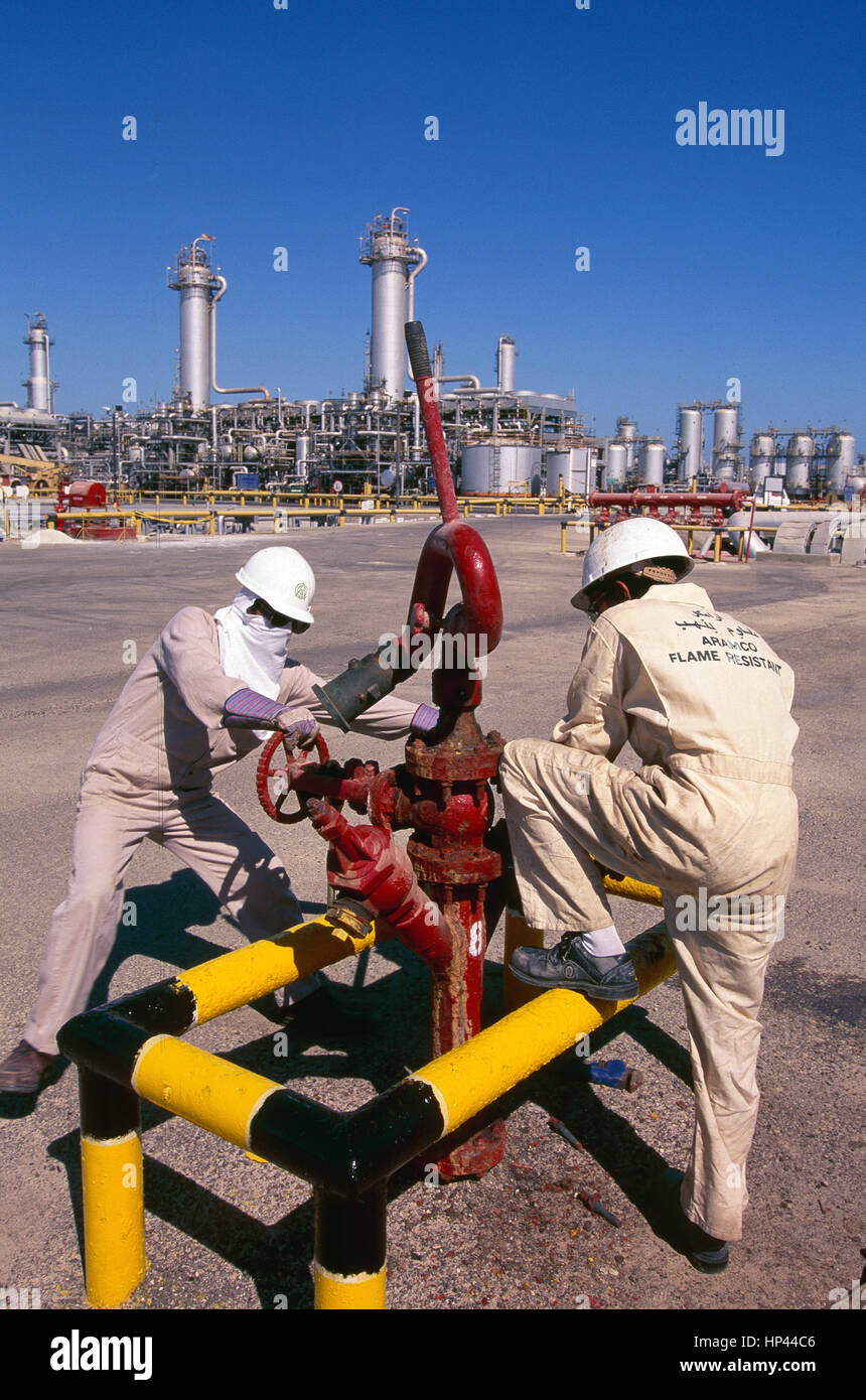 The world's largest oil refinery at Ras Tanura in Saudi Arabia ...