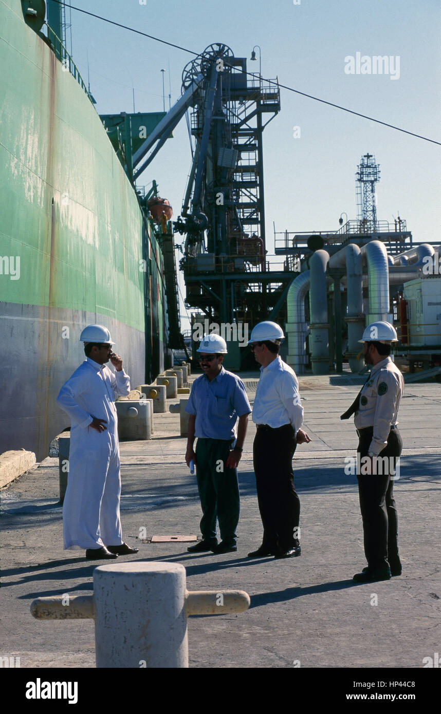 The world's largest oil refinery at Ras Tanura in Saudi Arabia ...
