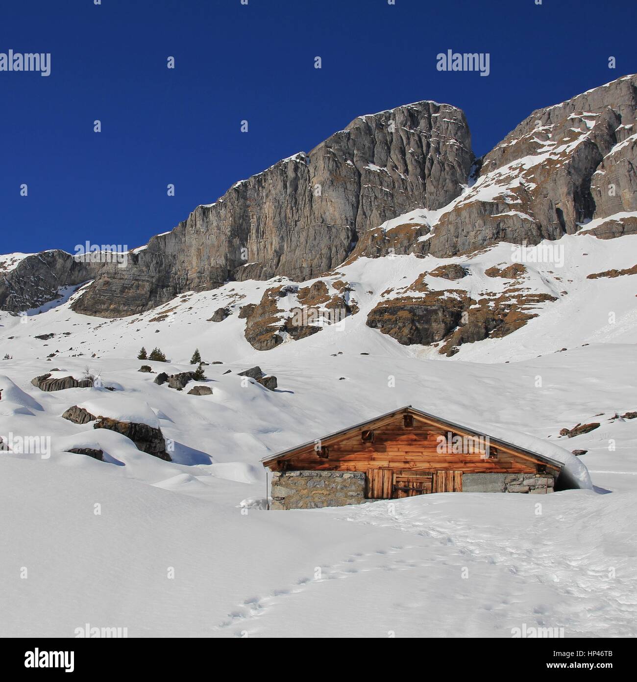 Timber hut and mountain. Winter scene in Braunwald, Swiss Alps Stock ...