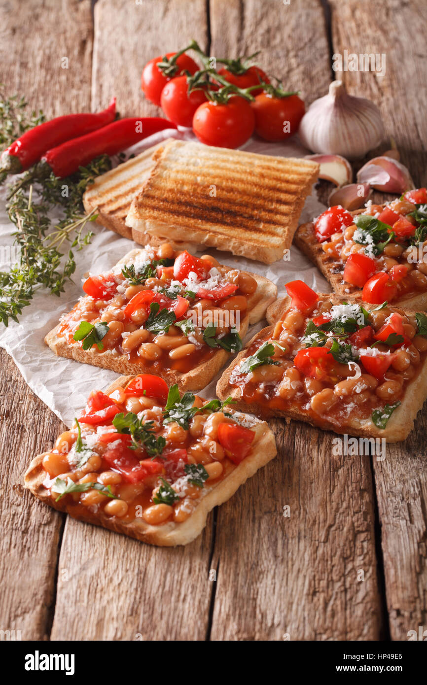 English cuisine: toast with white beans, tomatoes, cheese and garlic ...