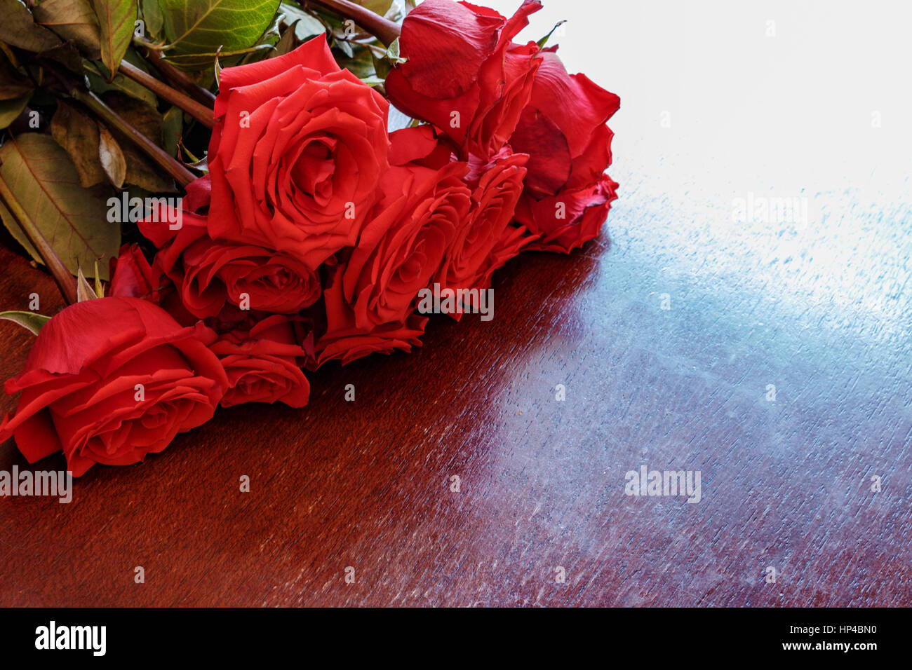Red roses on wooden board, Valentines Day background, wedding day Stock ...