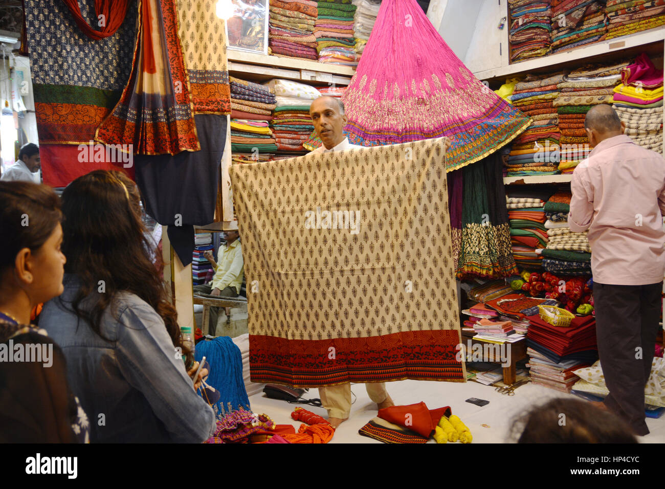 Cloth market mumbai hi-res stock photography and images - Alamy