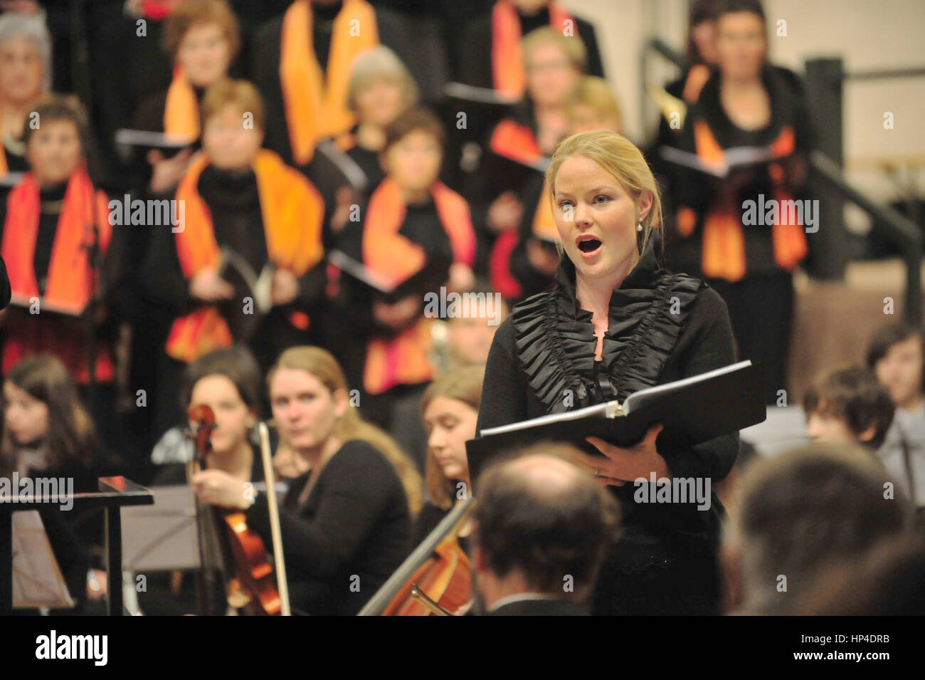 Female singer stage classical hi-res stock photography and images - Alamy