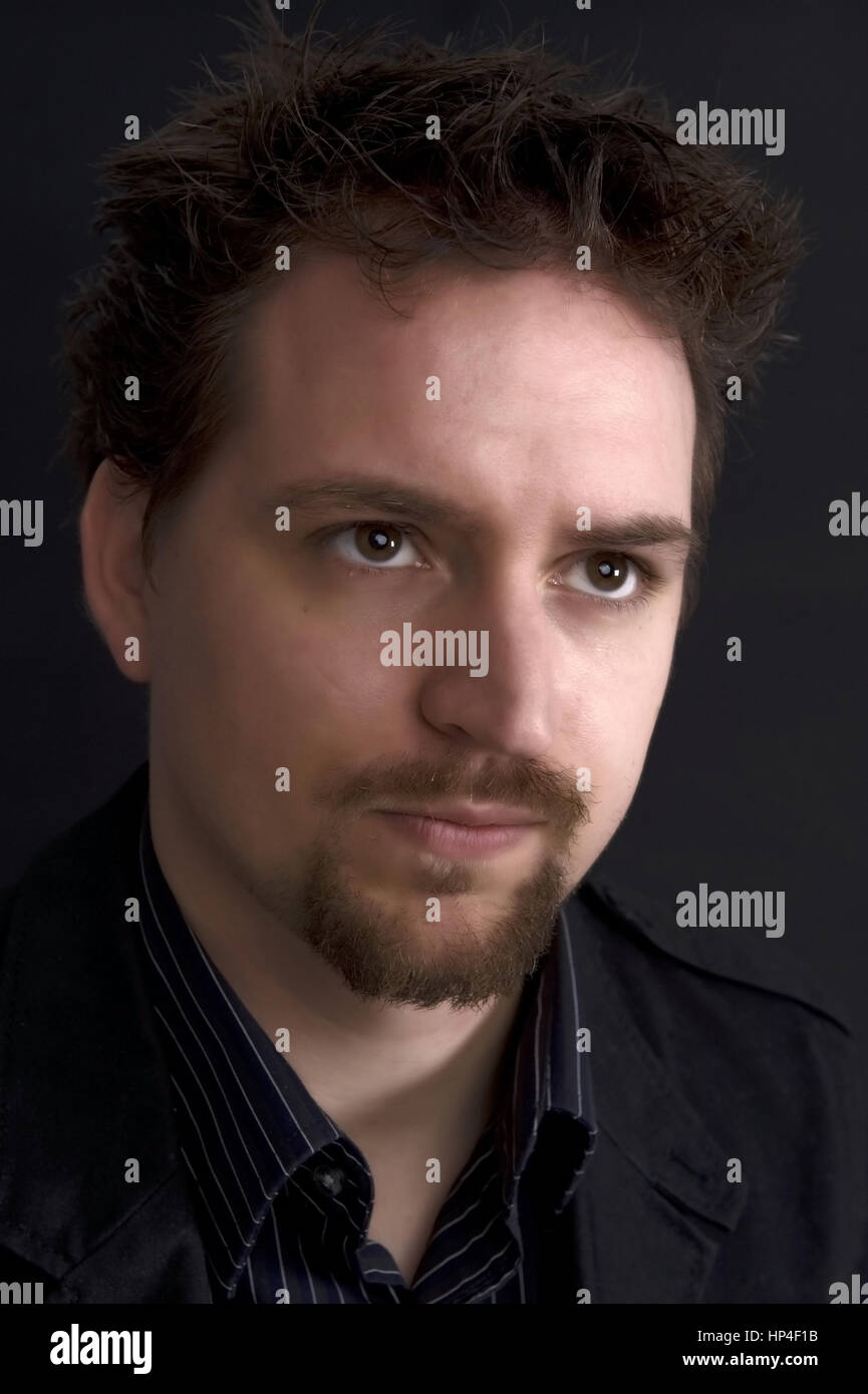 Model released , Junger, attraktiver Mann, 28, im Portrait - young man ...