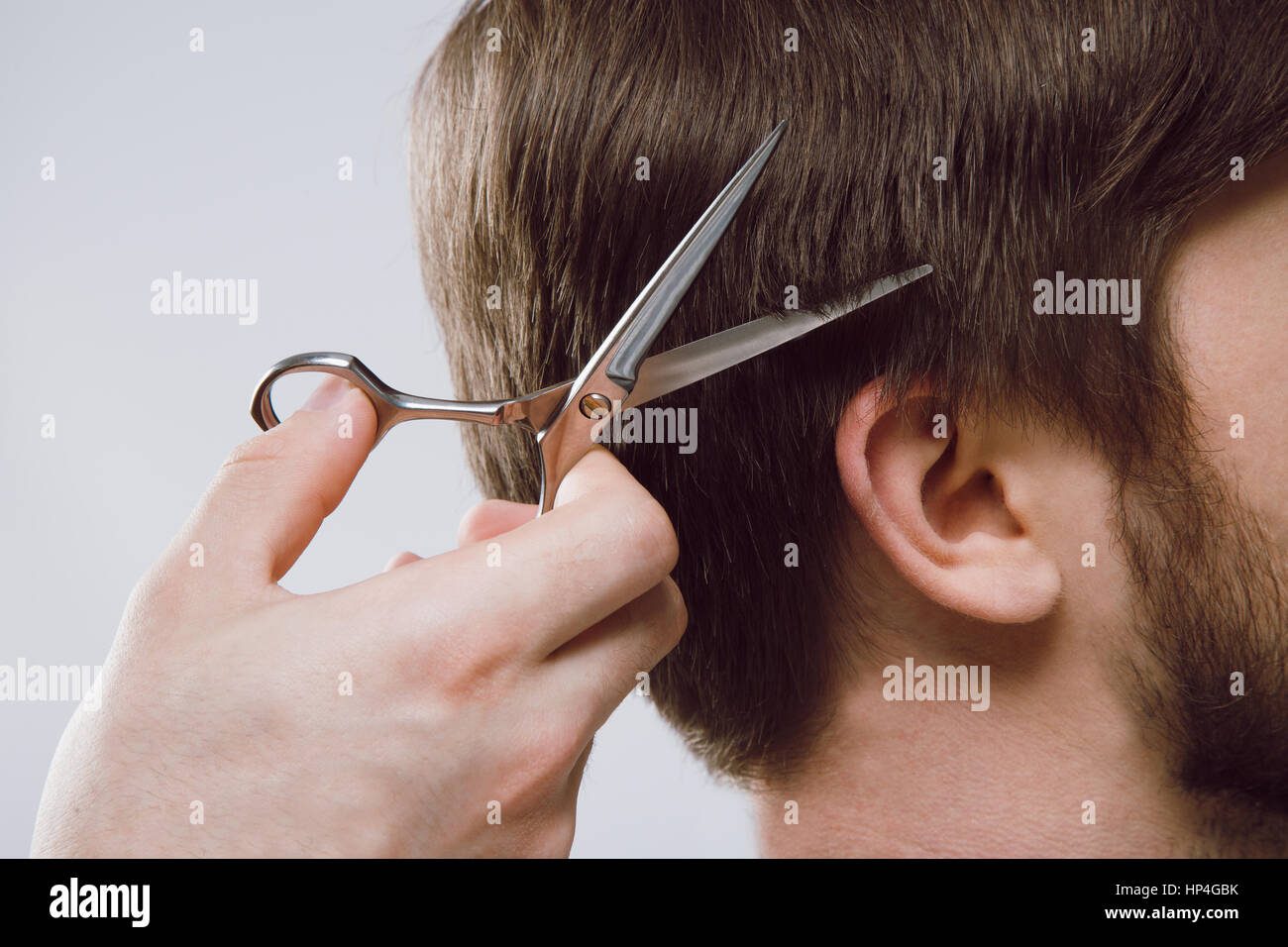 Barber's hands doing a haircut Stock Photo - Alamy