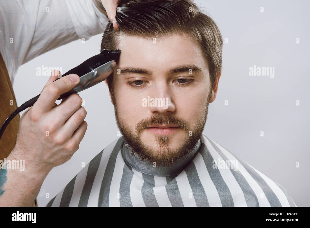 Barber doing a haircut Stock Photo - Alamy