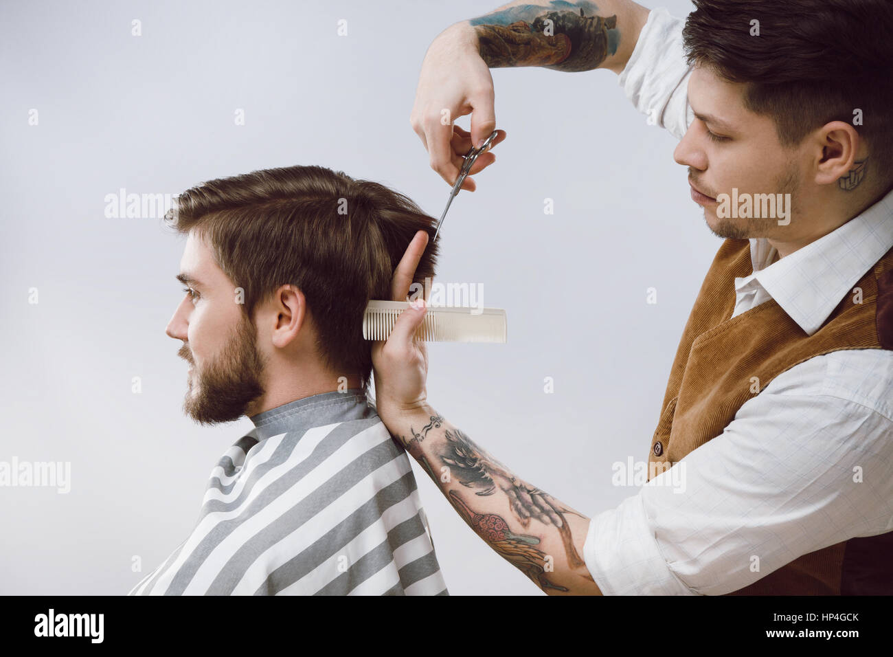 Barber doing a haircut Stock Photo - Alamy