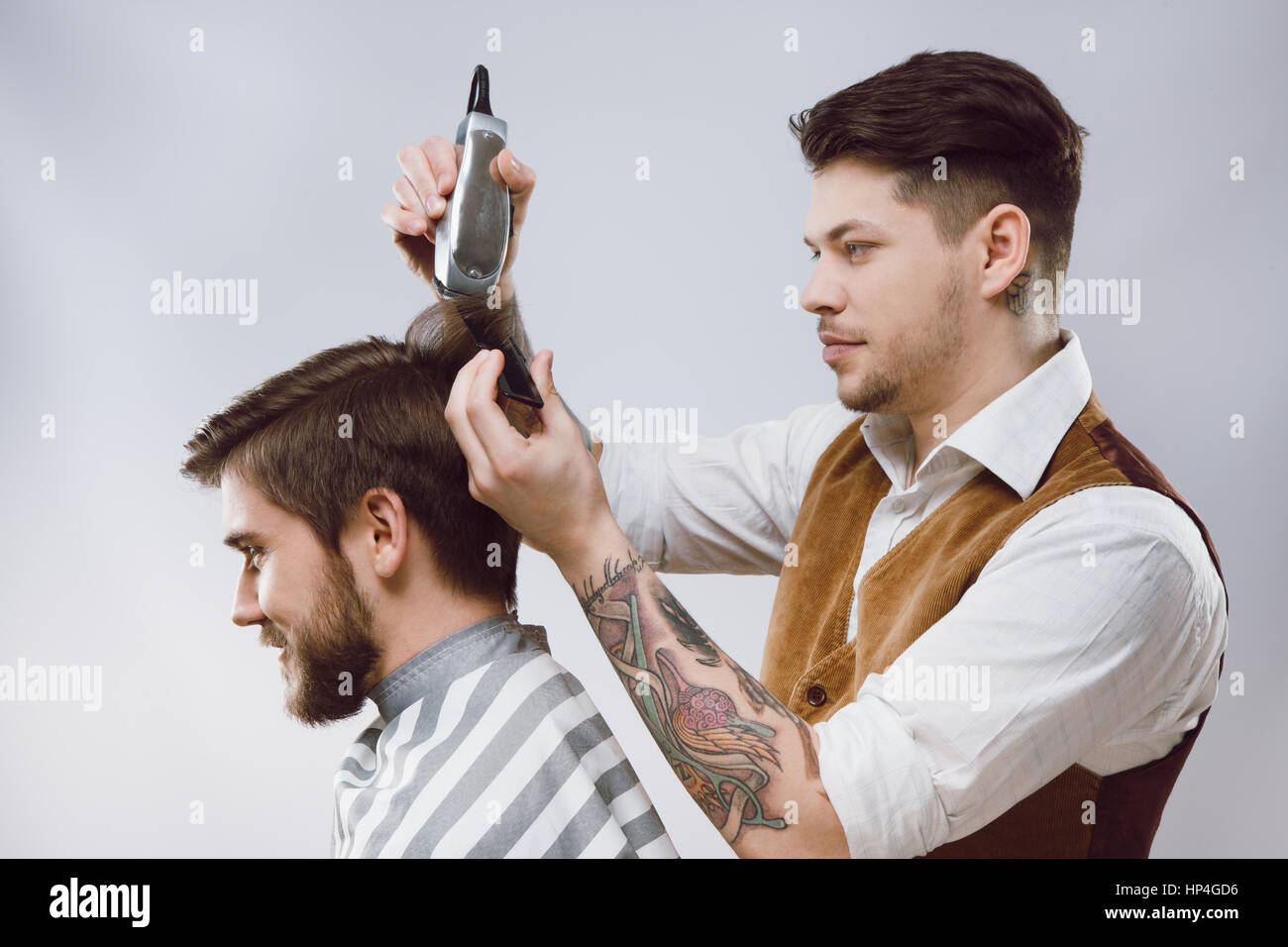 Barber doing a haircut Stock Photo - Alamy