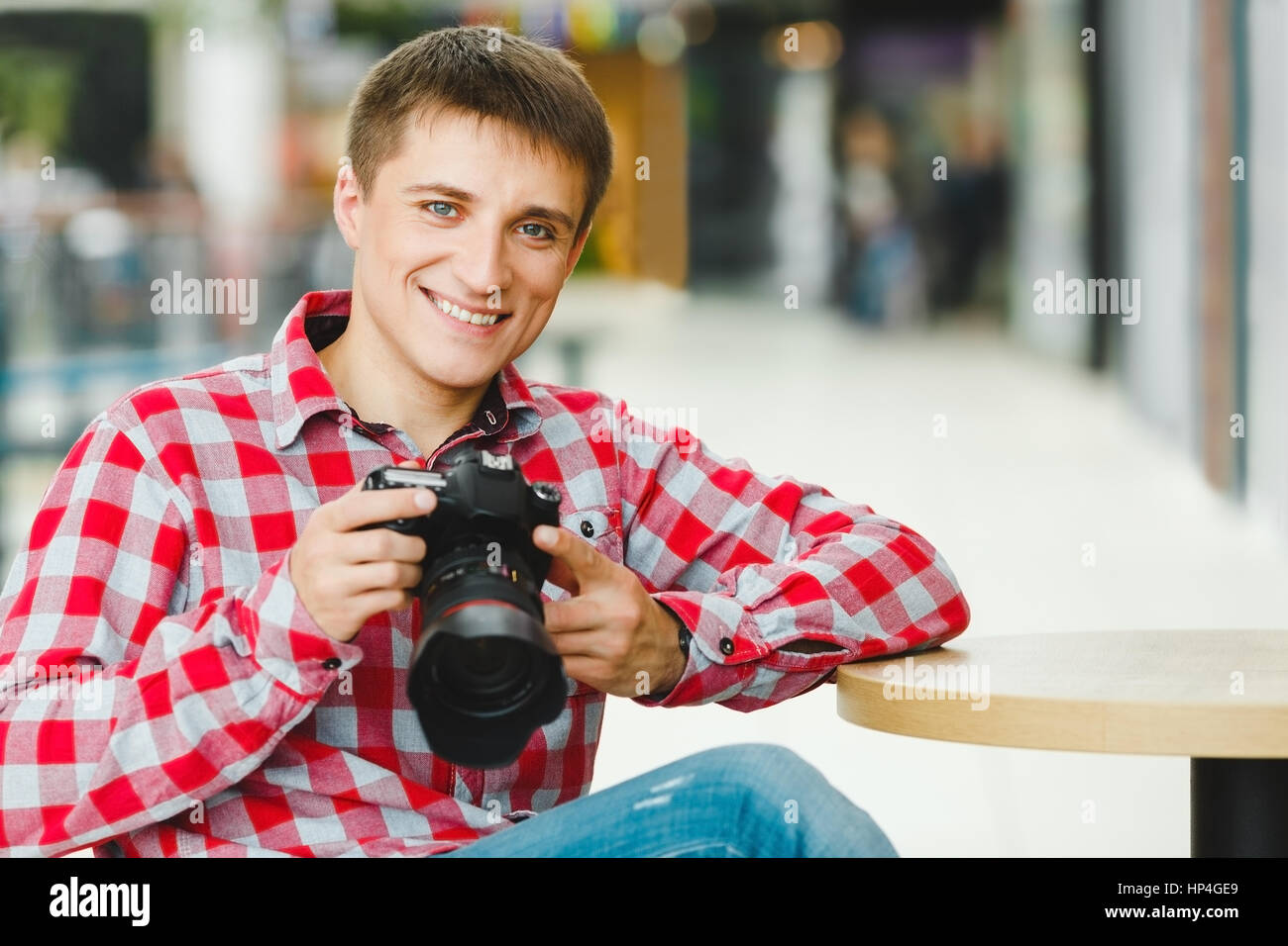 Man holding professional camera Stock Photo - Alamy