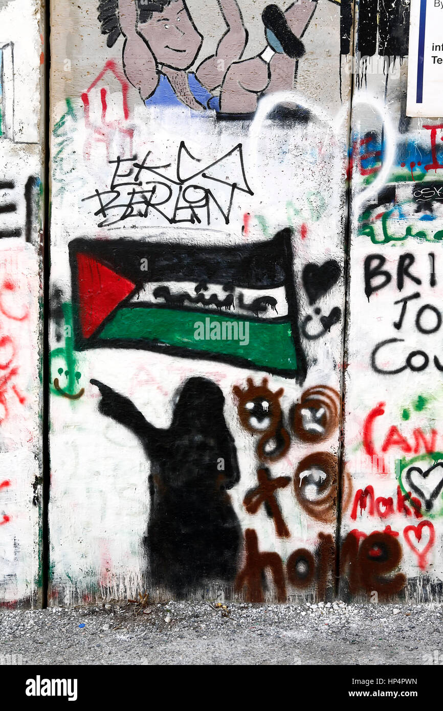 artwork and graffiti at seperation wall between israel and palestine in ...