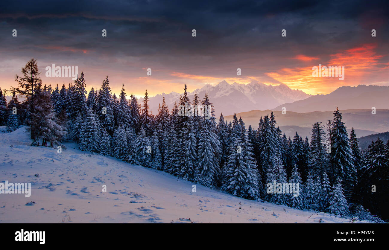 Colorful sunset over the mountain ranges in the national park Stock ...