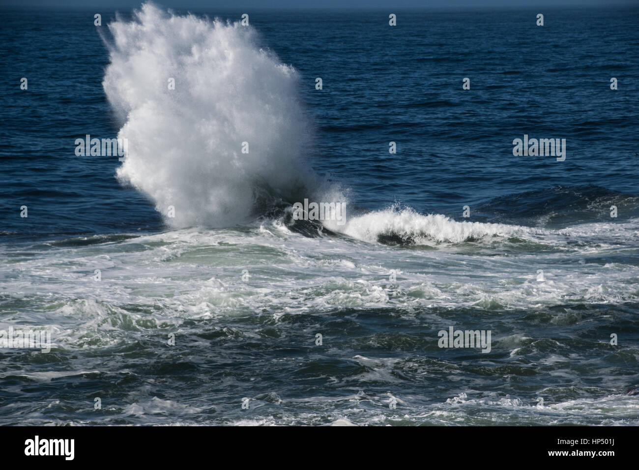 Beautiful waves against rock hi-res stock photography and images - Alamy