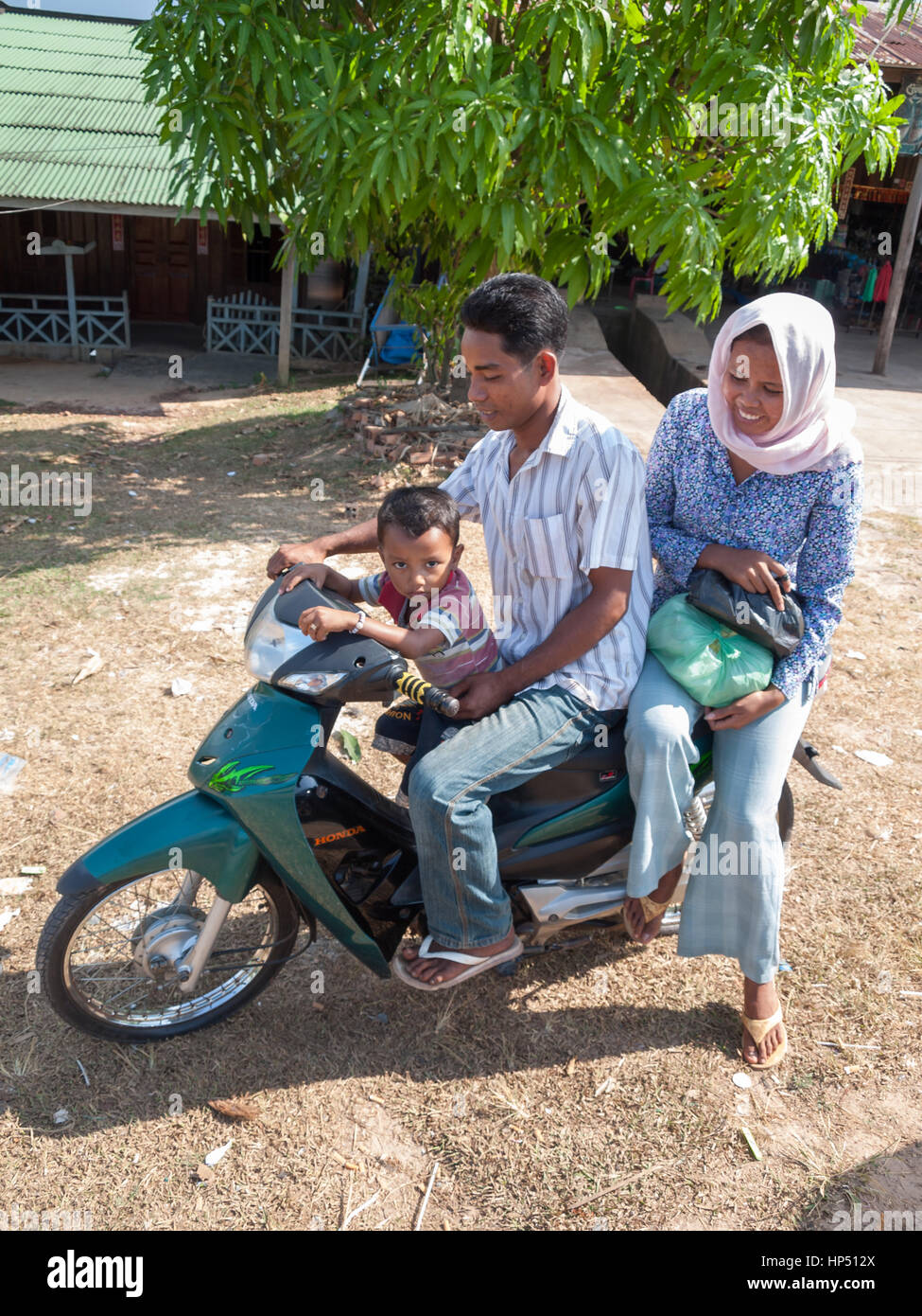 Southeast asian family hi-res stock photography and images - Alamy