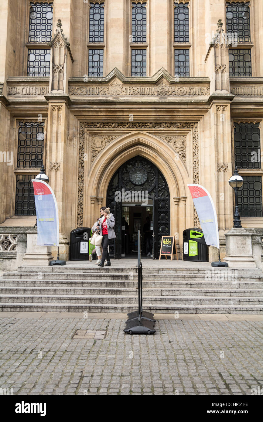 Students entering The Maughan Library, King's College London, Chancery ...