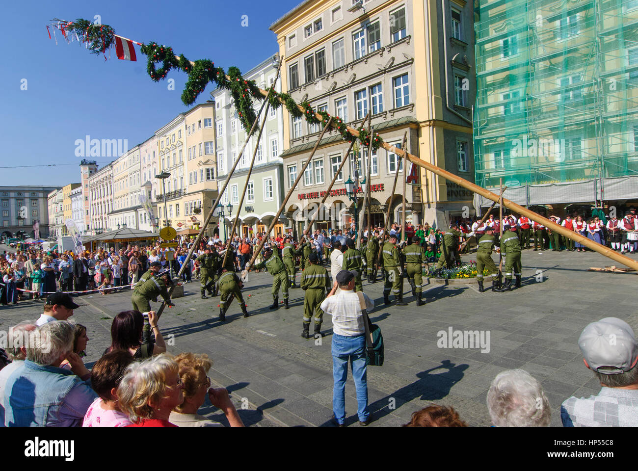 Linz, Main square; Setting up the maypole by the volunteer fire brigade ...