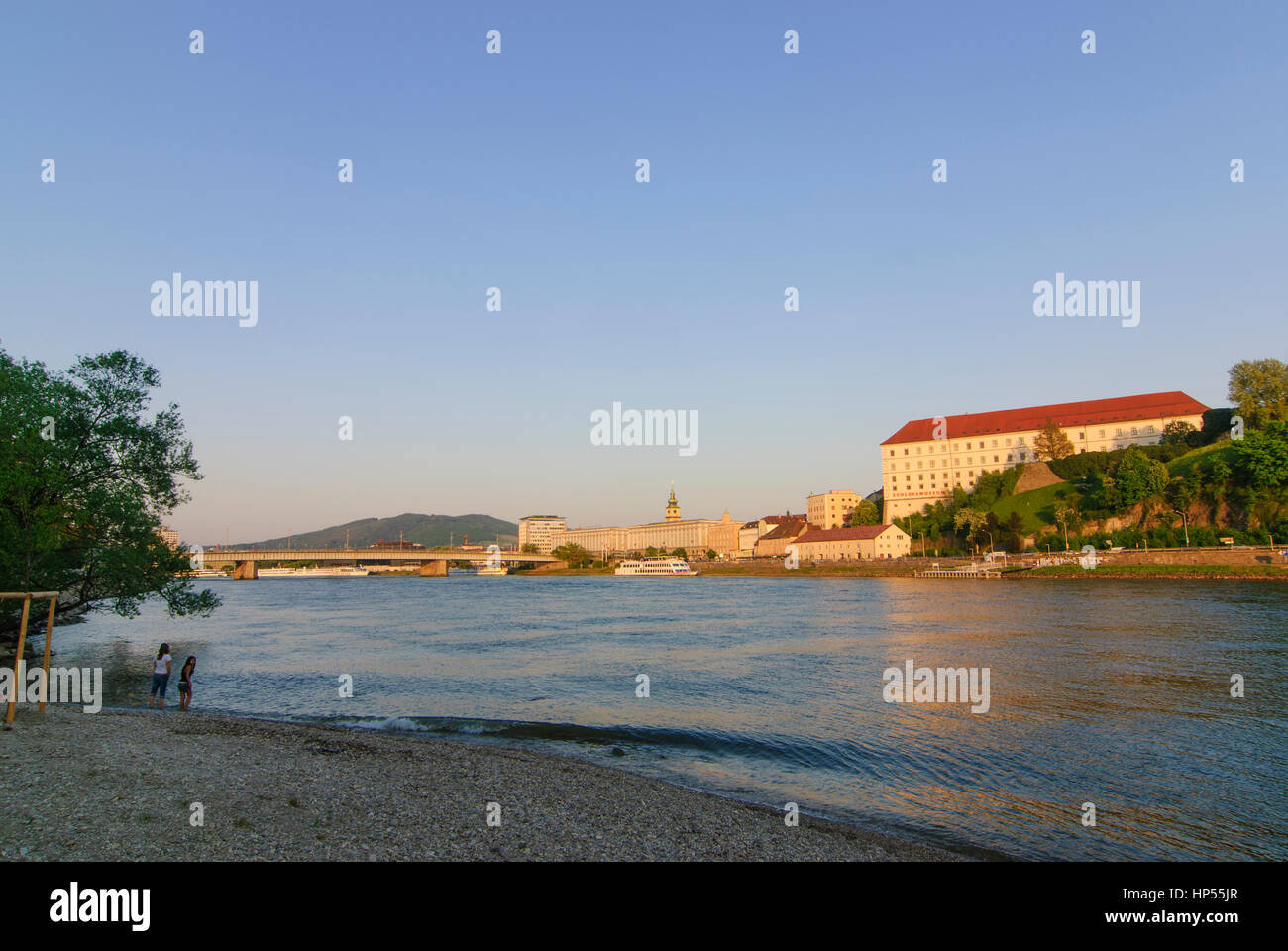 Linz, Danube with castle and bridge Nibelungenbrücke, Donau ...
