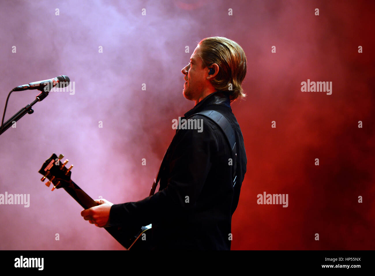 Banks singer hi-res stock photography and images - Alamy