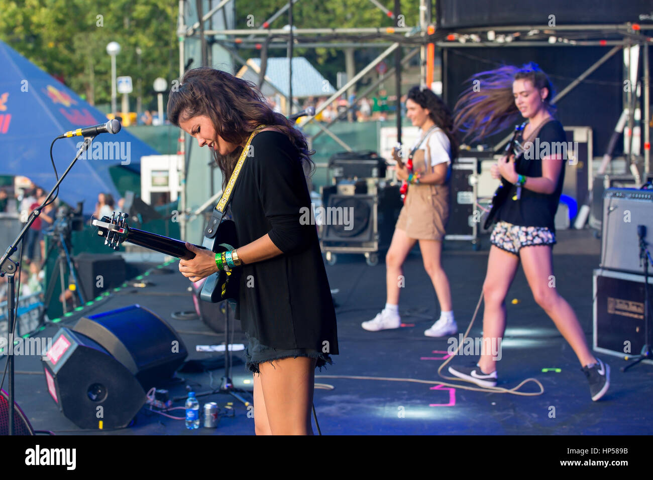Girls playing guitars hi-res stock photography and images - Alamy