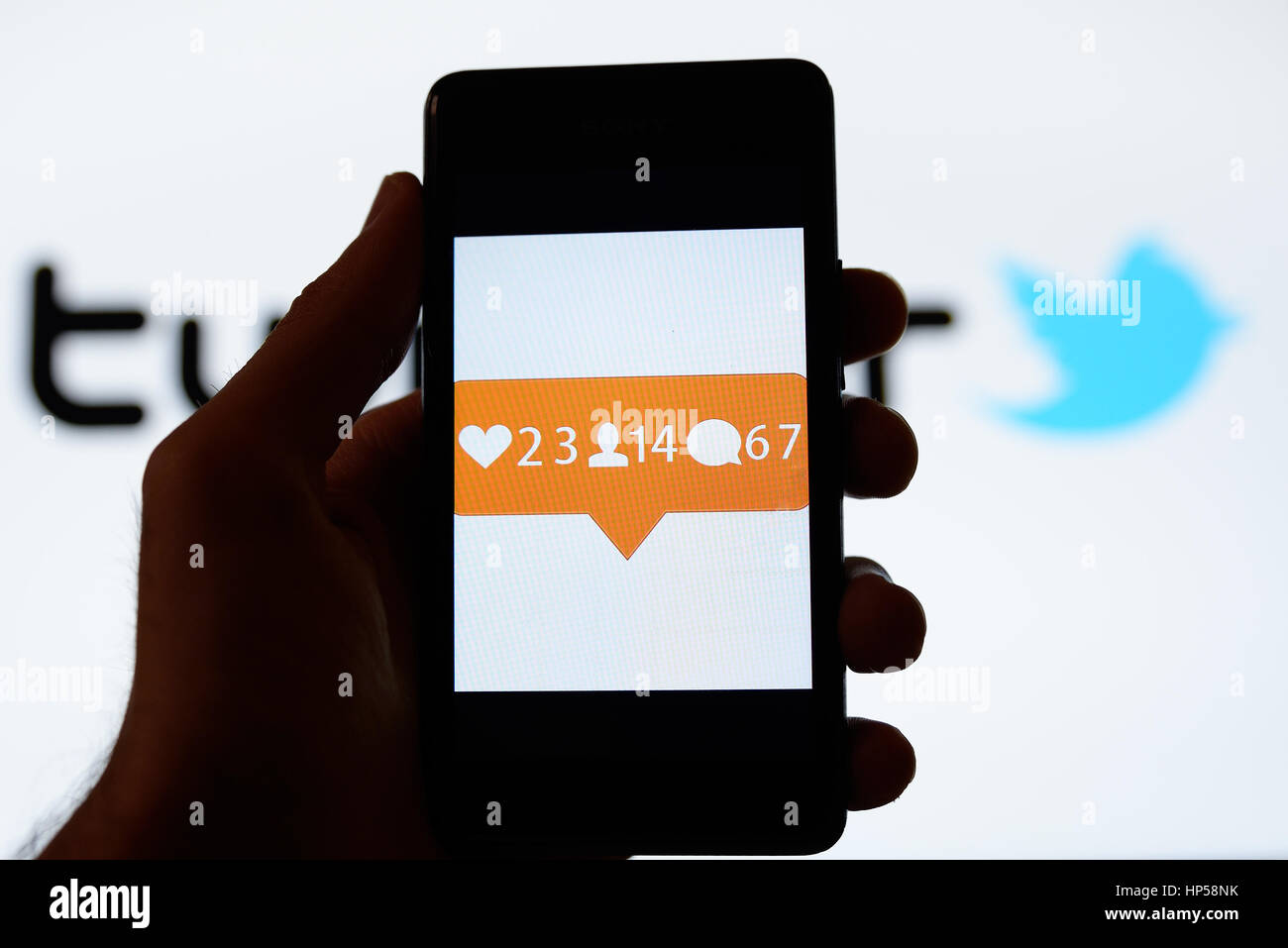 Phone screen tweet hi-res stock photography and images - Alamy