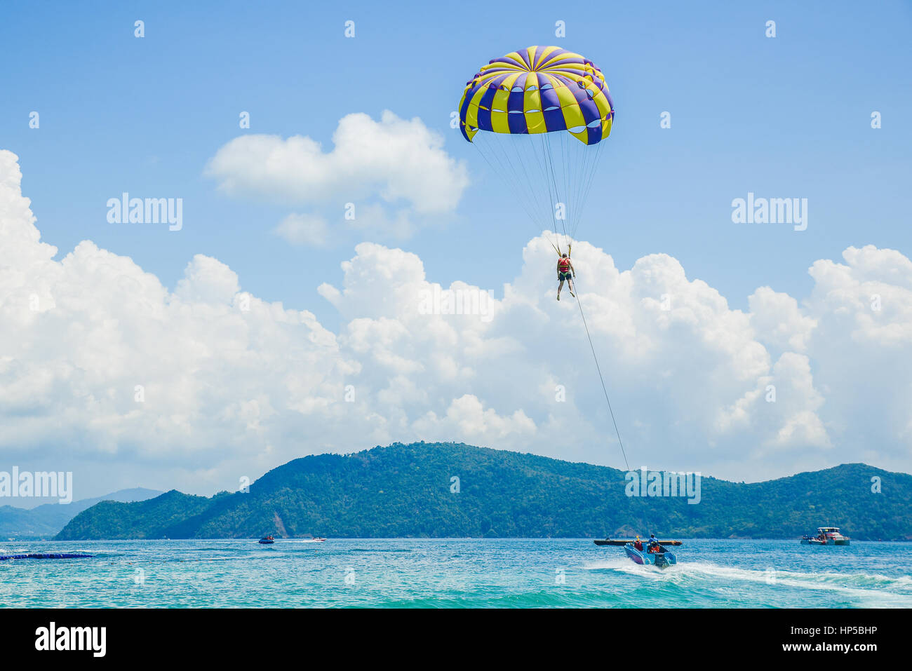 Parasailing in Thailand beach Stock Photo - Alamy