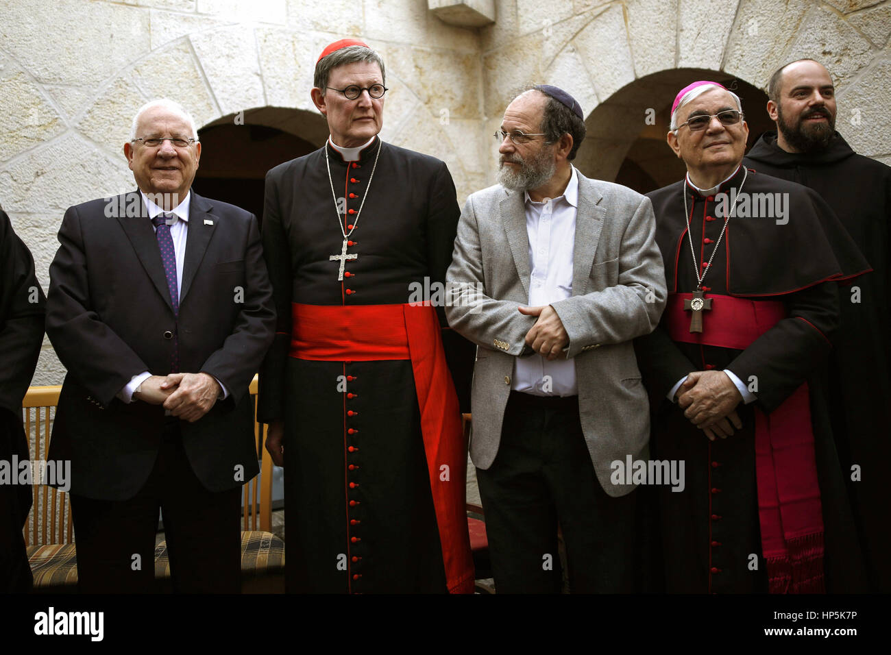 Cardinal pose hi-res stock photography and images - Alamy