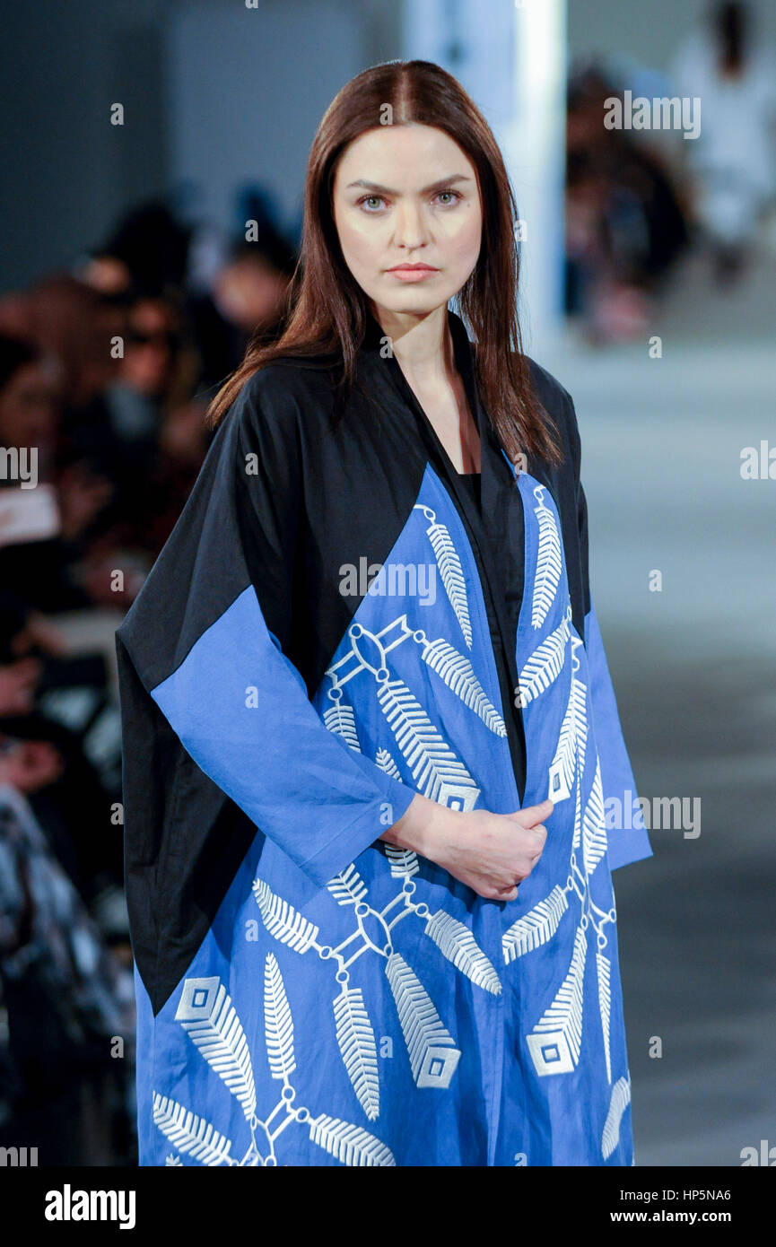 Bahrain women hi-res stock photography and images - Alamy