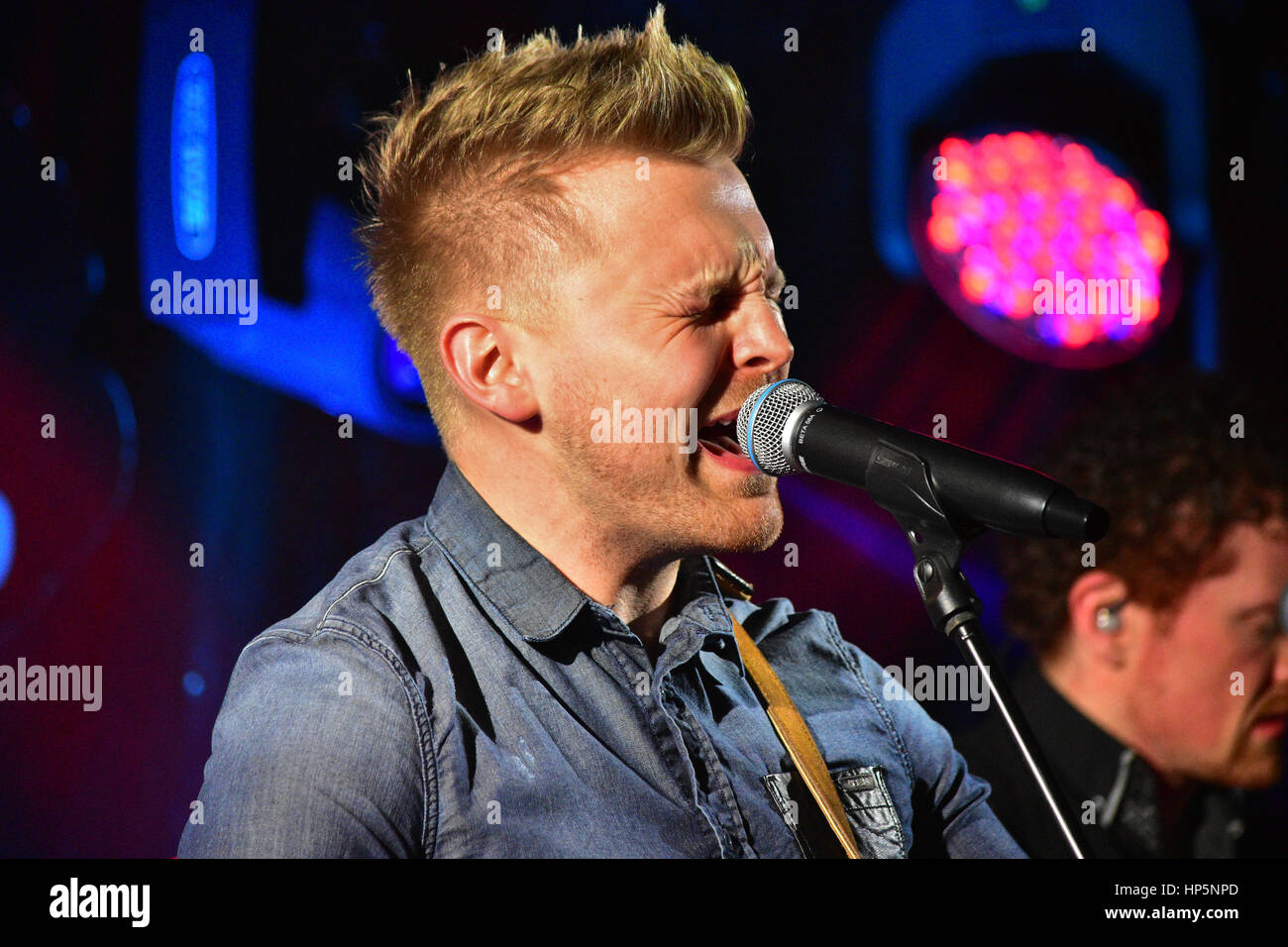 Irish singing nightclub hi-res stock photography and images - Alamy