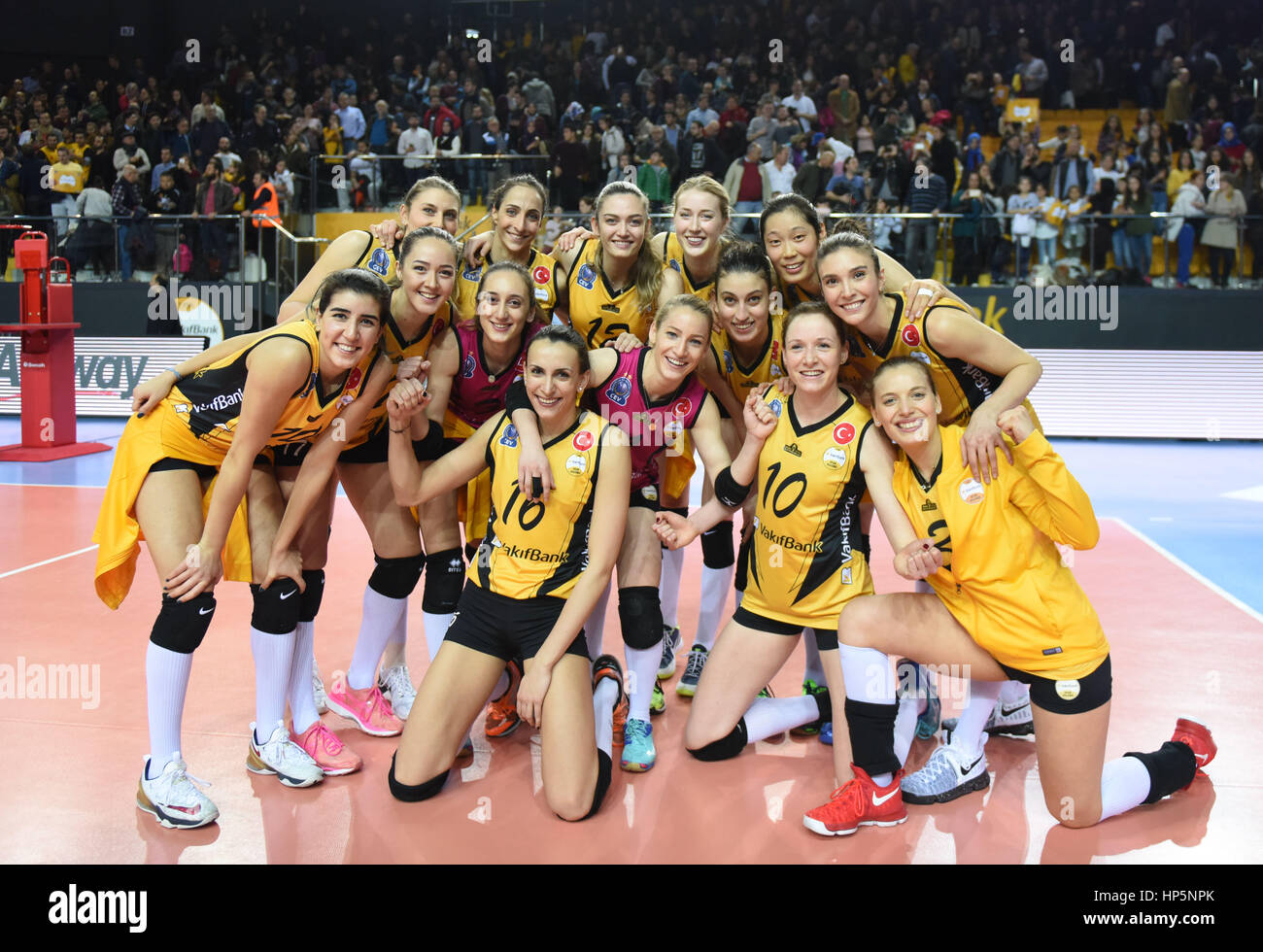 (170219) -- ISTANBUL, Feb. 19, 2017(Xinhua) -- Vakifbank players pose ...
