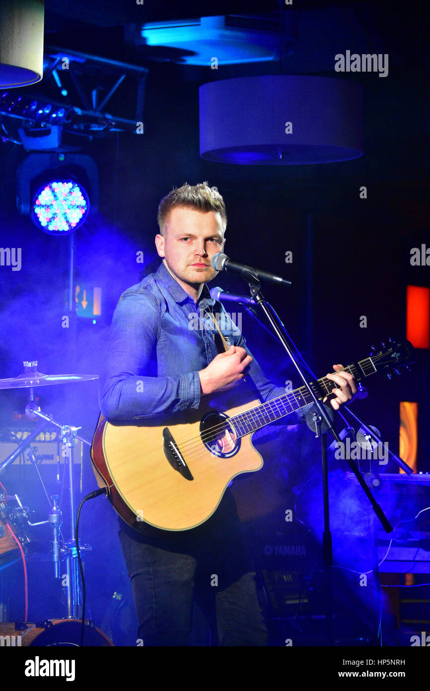 Irish singing nightclub hi-res stock photography and images - Alamy