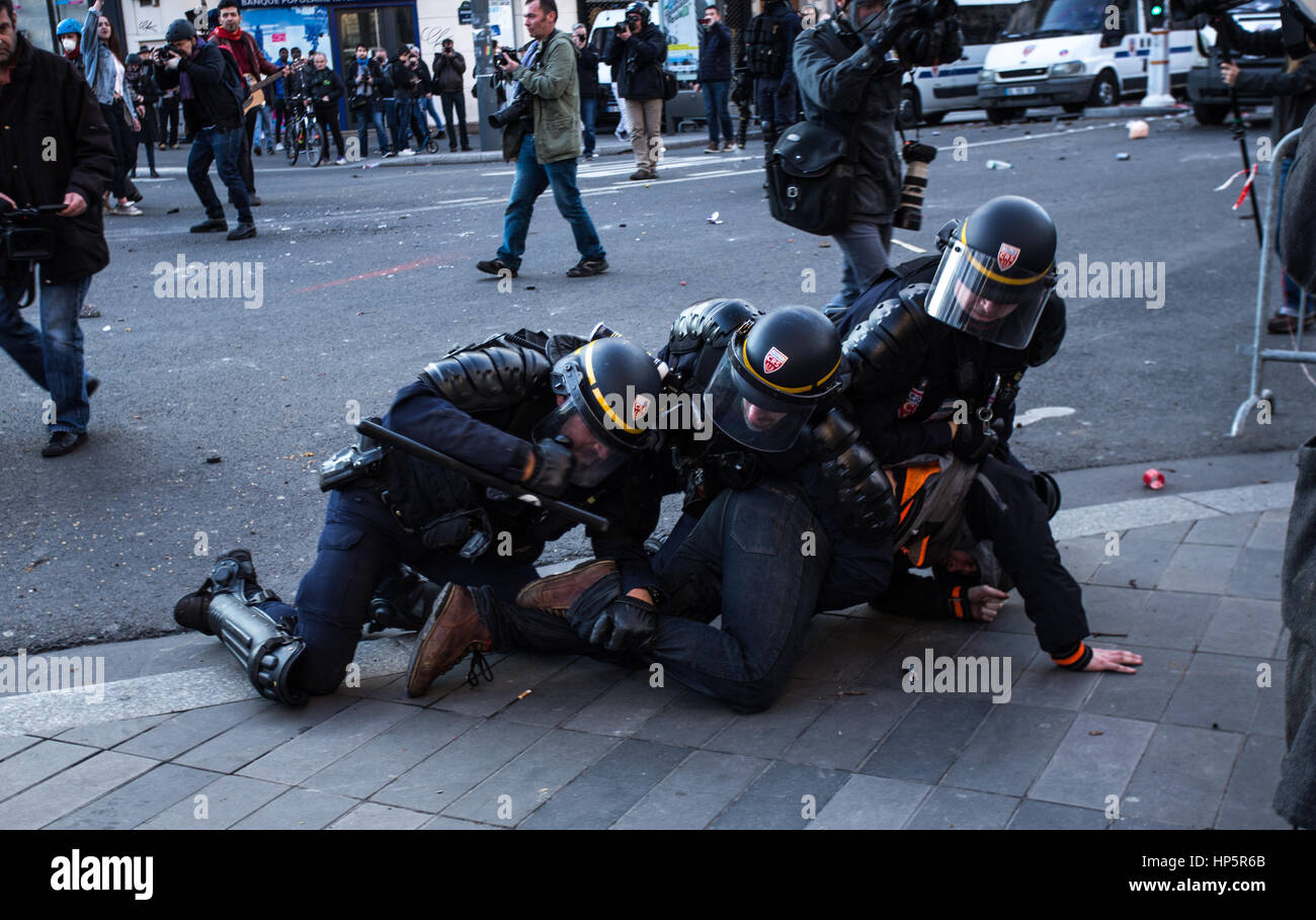 Crs riot policemen hi-res stock photography and images - Alamy